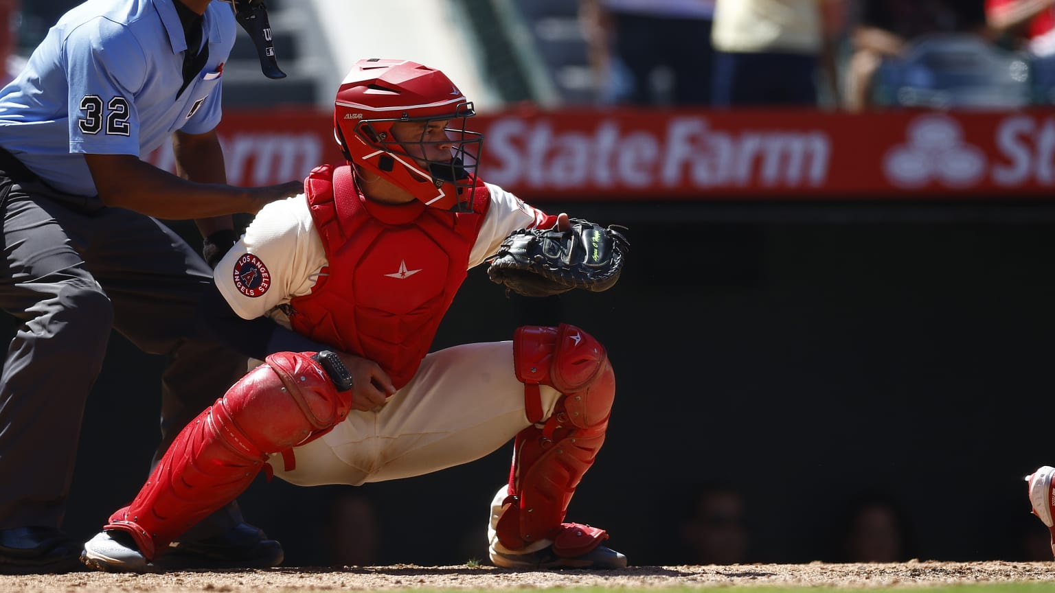 O'Hoppe shows how to set up for a tag at the plate | 12/09/2023 | Los ...