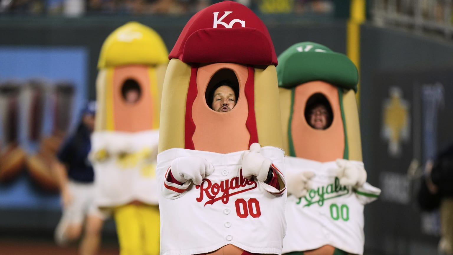 Paul Rudd wins hot dog race at Royals game | 05/30/2025 | Kansas City ...