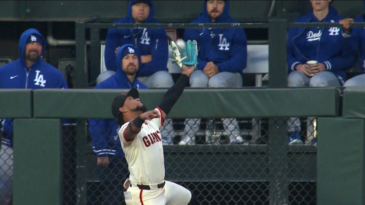 The risk and reward behind home run robberies | 05/16/2024 | MLB.com