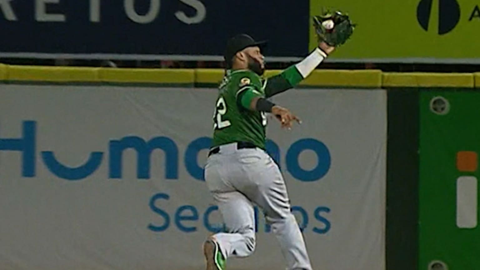 Robinson Canó makes a great jumping catch | 01/04/2024 | MLB.com