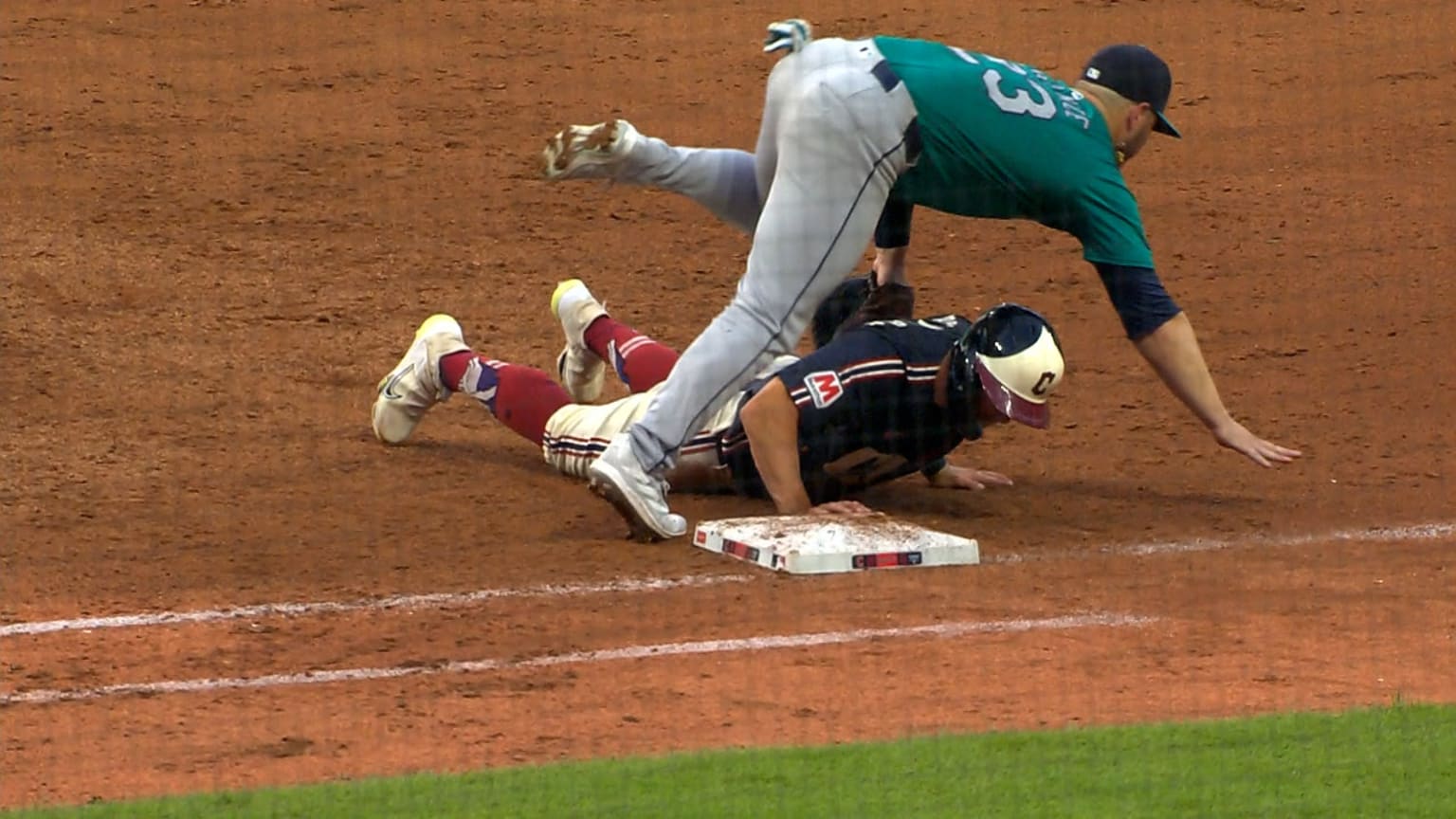 Josh Naylor scores on an error | 06/18/2024 | Cleveland Guardians