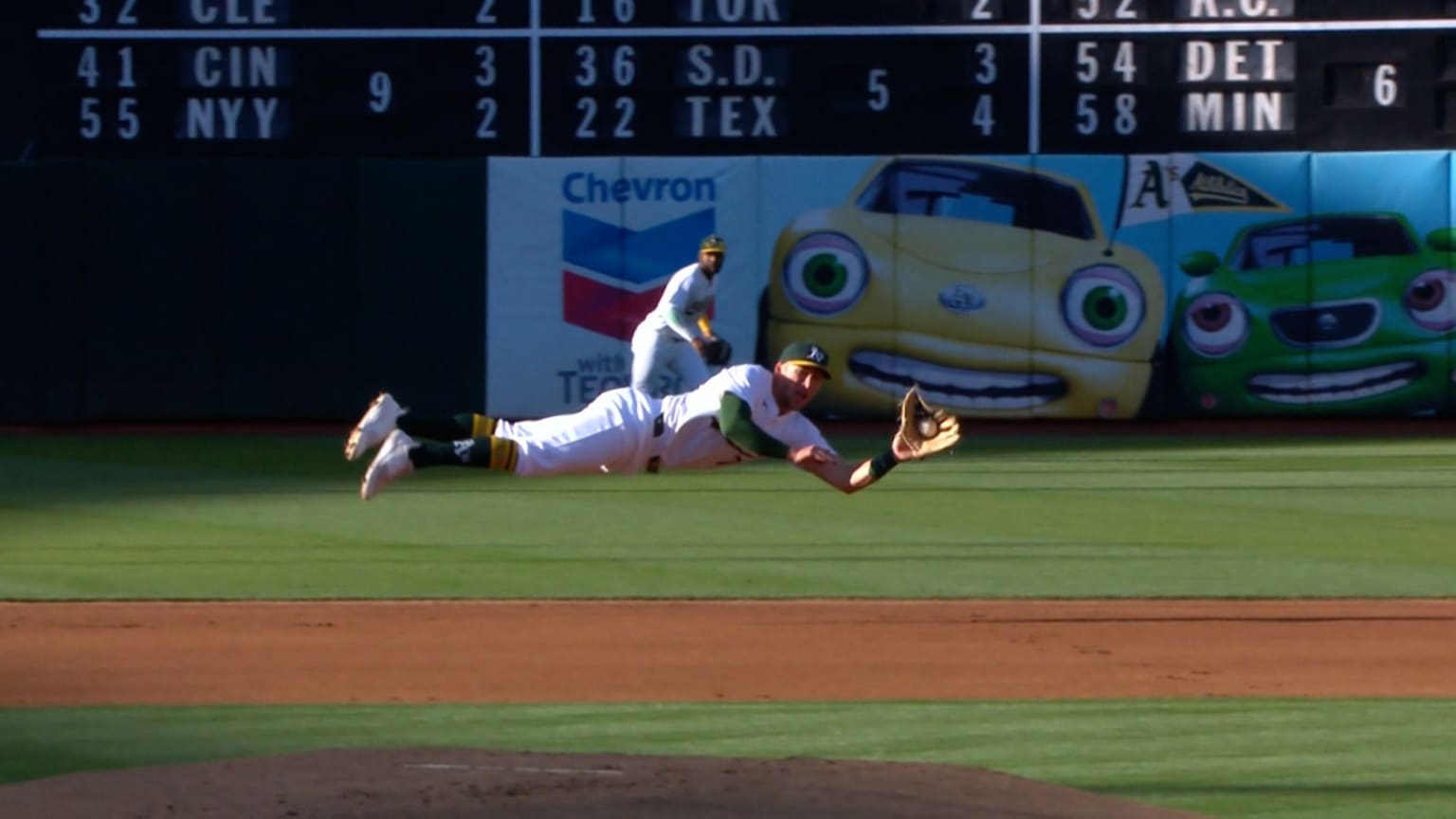 Brett Harris' diving catch | 07/03/2024 | Athletics