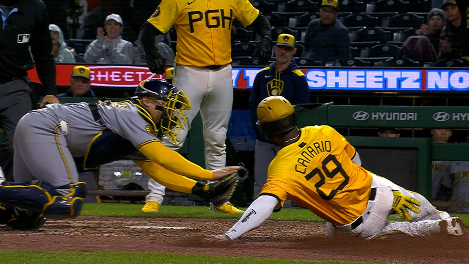 Sal Frelick throws out Alexander Canario | 05/23/2025 | Milwaukee Brewers