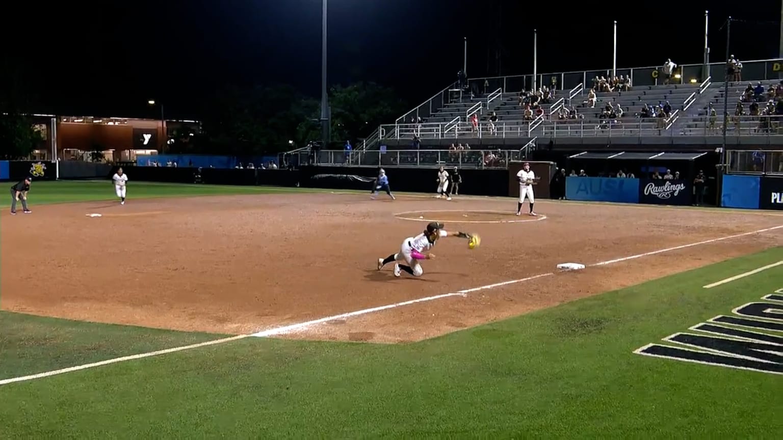 Ana Gold's great diving snag | 06/24/2025 | MLB.com