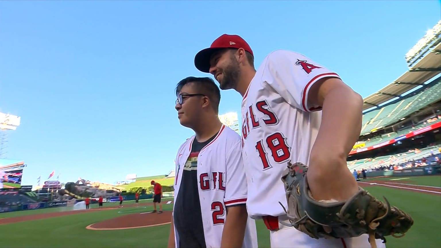 Joshua Porter throws out the first pitch | 08/13/2024 | MLB.com