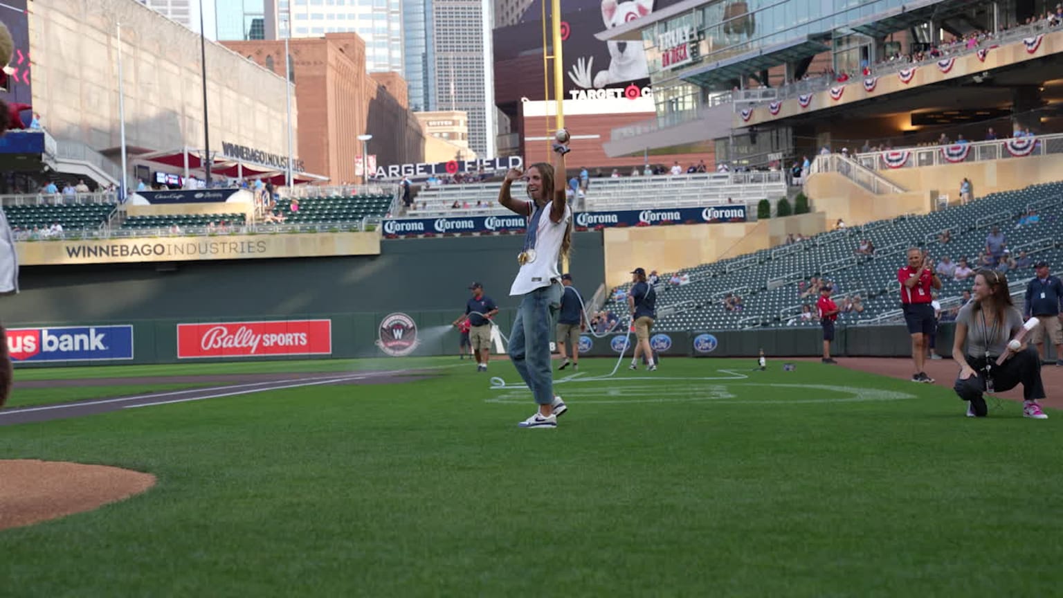 Regan Smith, Sarah Bacon throw out first pitch | 09/11/2024 | MLB.com