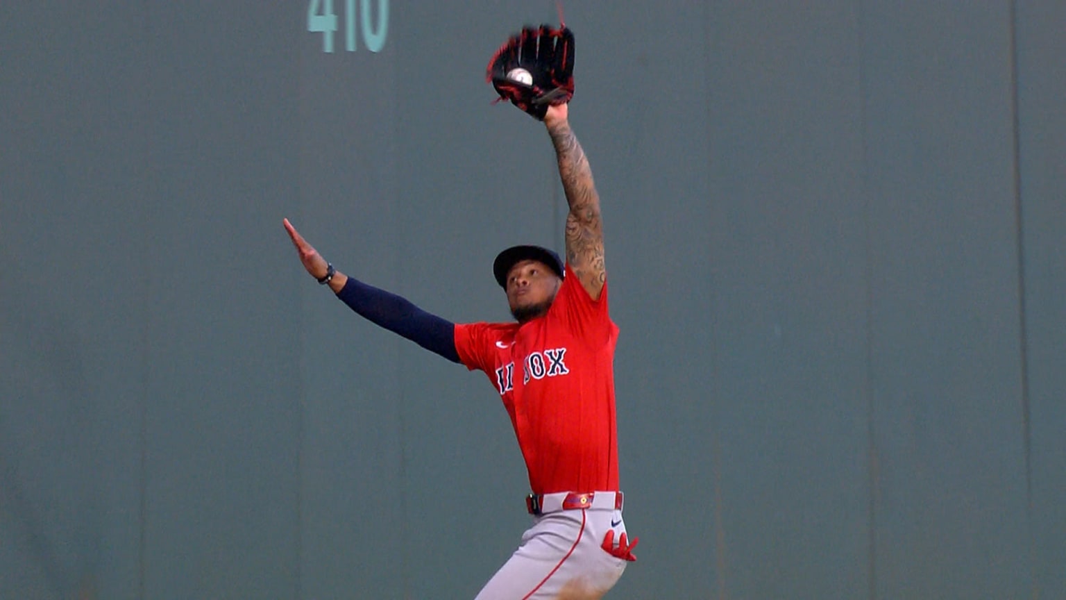 Ceddanne Rafaela crashes into the wall for the catch | 05/09/2025 | MLB.com