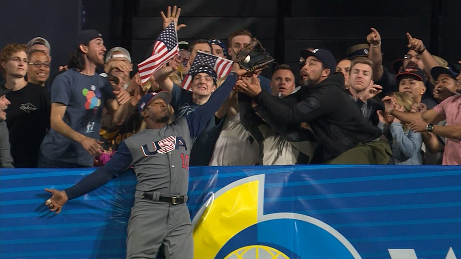 Adam Jones' incredible catch versus DR | 01/31/2023 | Seattle Mariners
