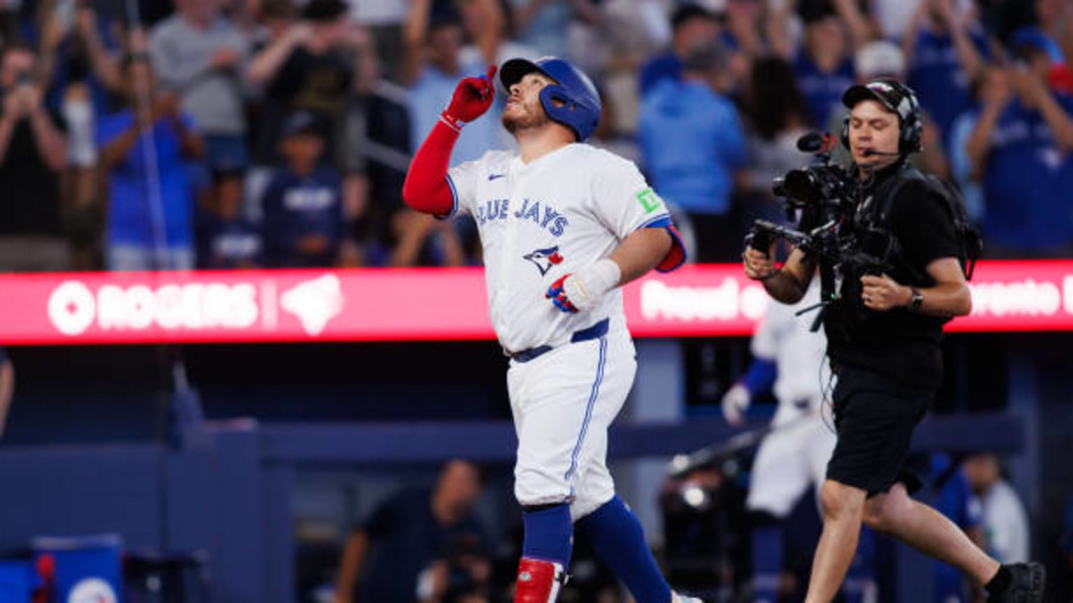 Alejandro Kirk cranks a three-run home run to left | 08/06/2024 ...