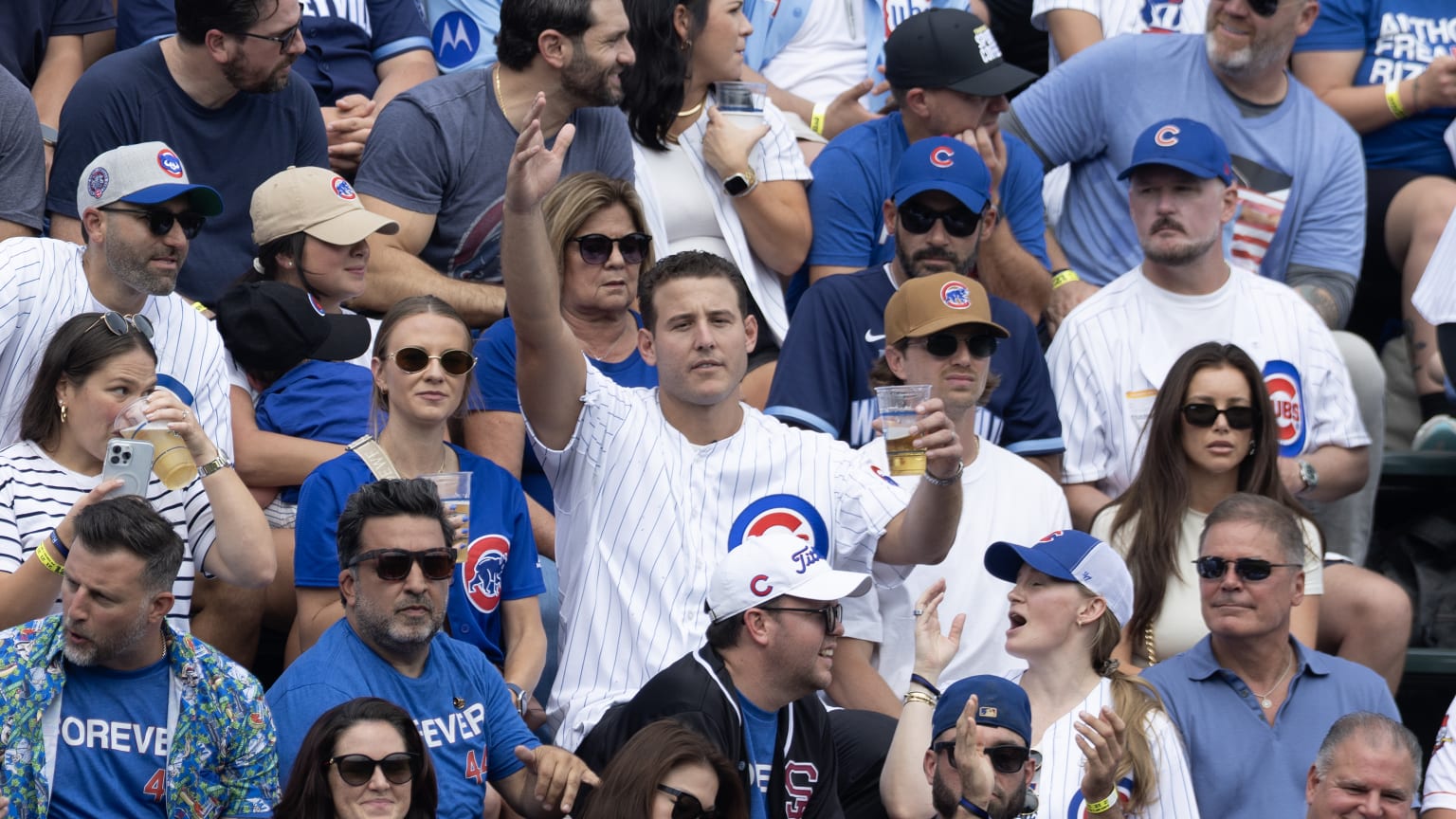 Anthony Rizzo joins Cubs fans in bleachers | 09/13/2025 | MLB.com