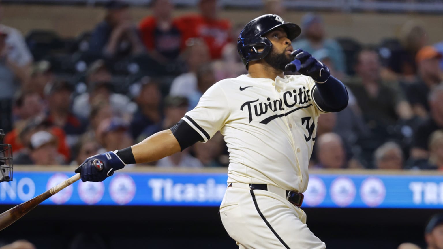 Carlos Santana sacude un jonrón de dos carreras | 11/06/2024 | Los ...