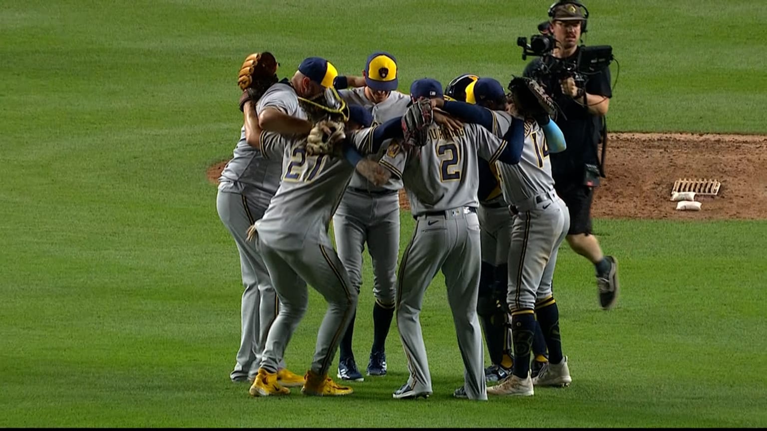 Hoby Milner secures the victory for the Brewers | 08/28/2023 ...
