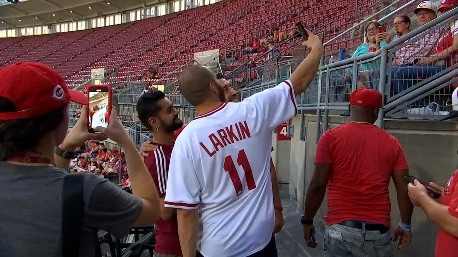 Joey Votto was sitting in the Reds' crowd during game | 09/21/2022 ...