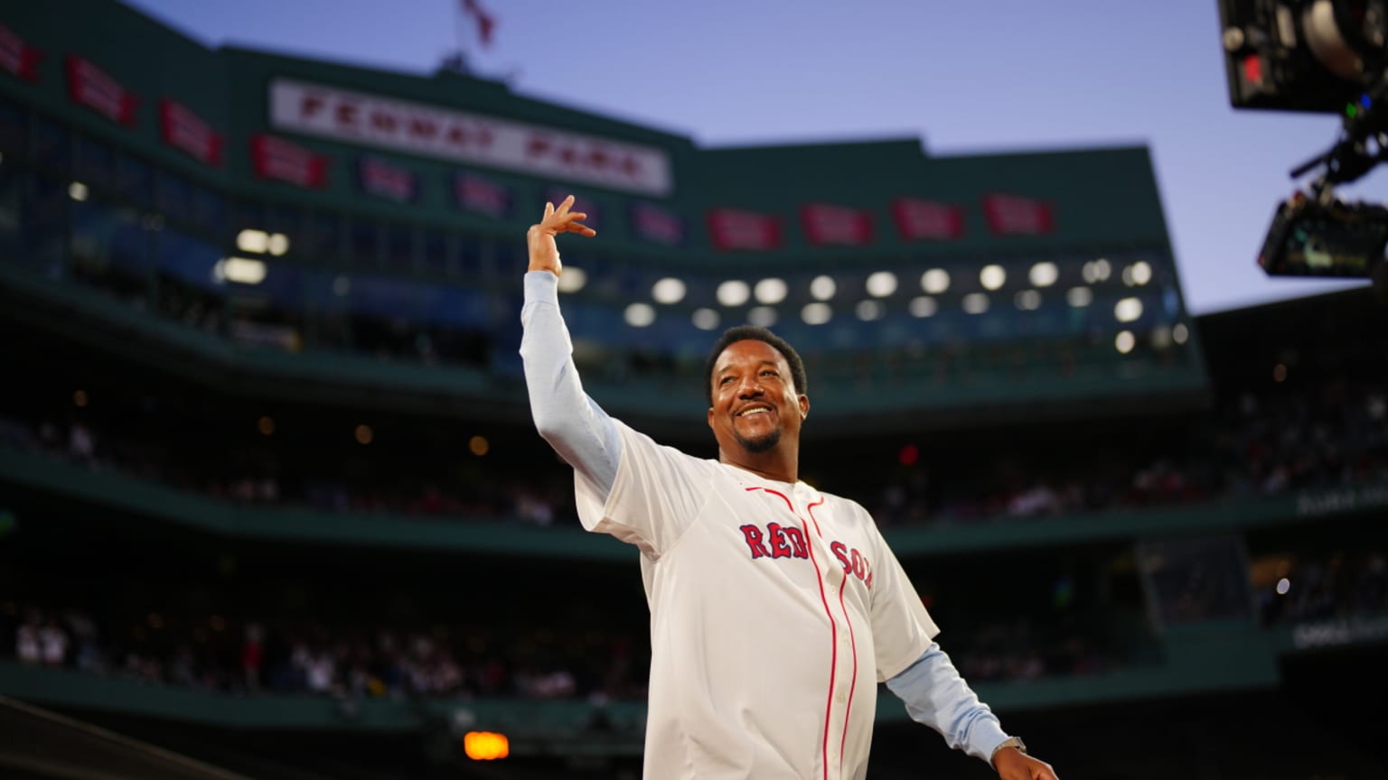 Pedro Martínez throws out the ceremonial first pitch | 09/12/2025 | MLB.com