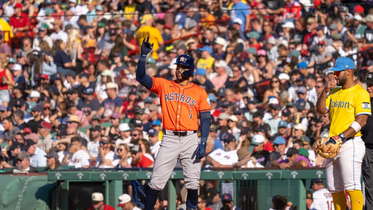 Carlos Correa's first hit since returning to Astros | 08/02/2025 | MLB.com