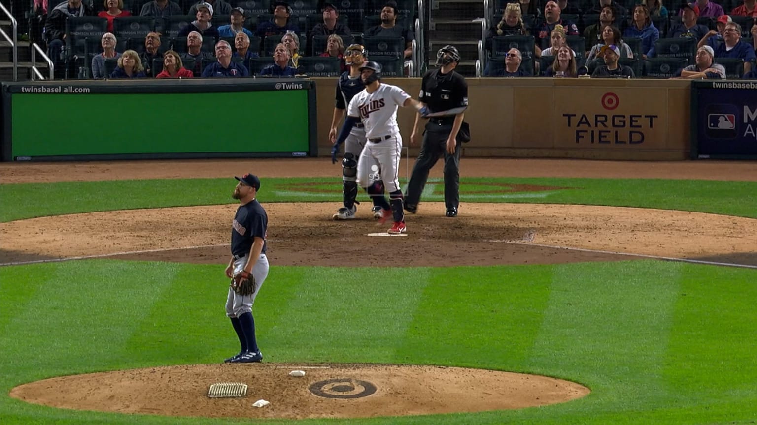 Gary Sanchez lifts a sac fly to right field | 09/10/2022 | Minnesota Twins