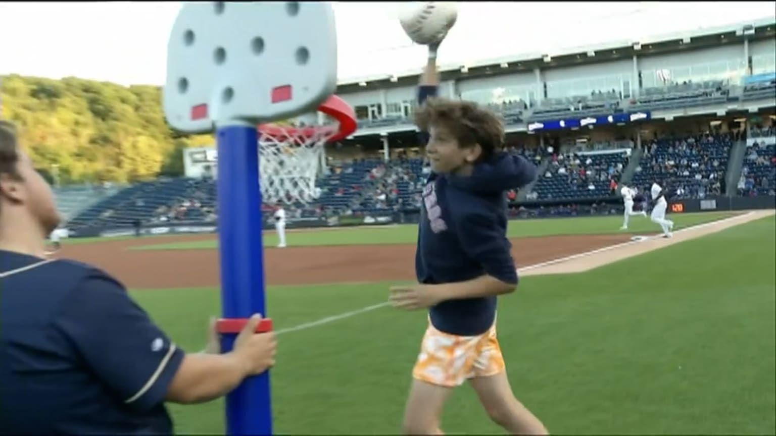Kids compete in a slam dunk contest | 09/16/2023 | MLB.com