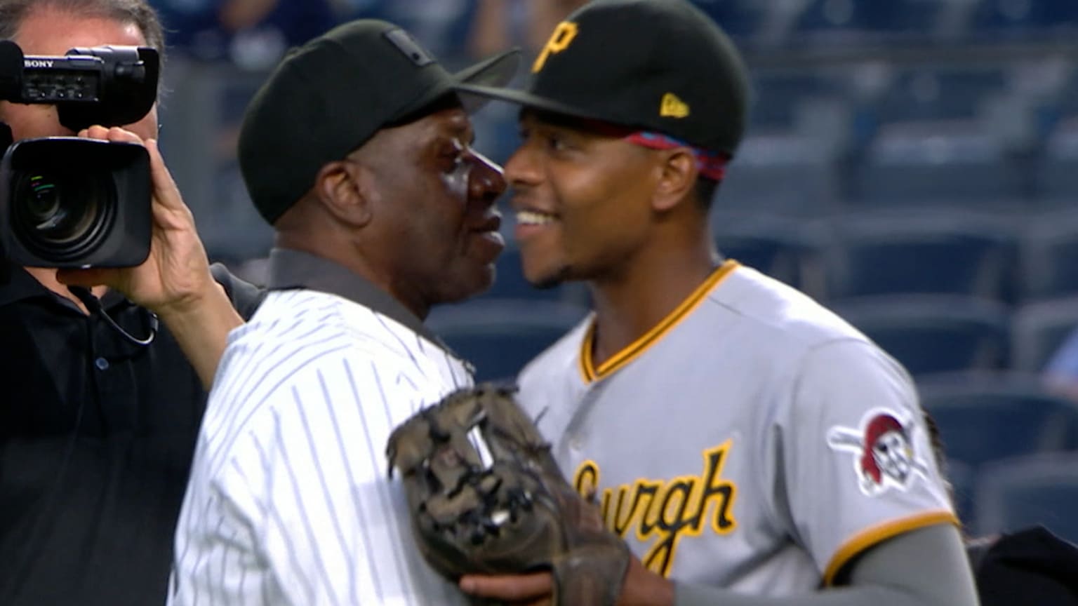 Ke'Bryan Hayes catches his father's first pitch | 09/20/2022 ...