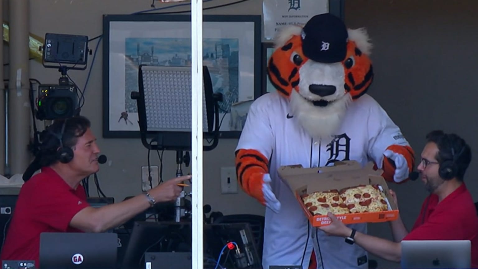 PAWS the tiger delivers pizza to the Angels booth | 05/28/2026 | MLB.com