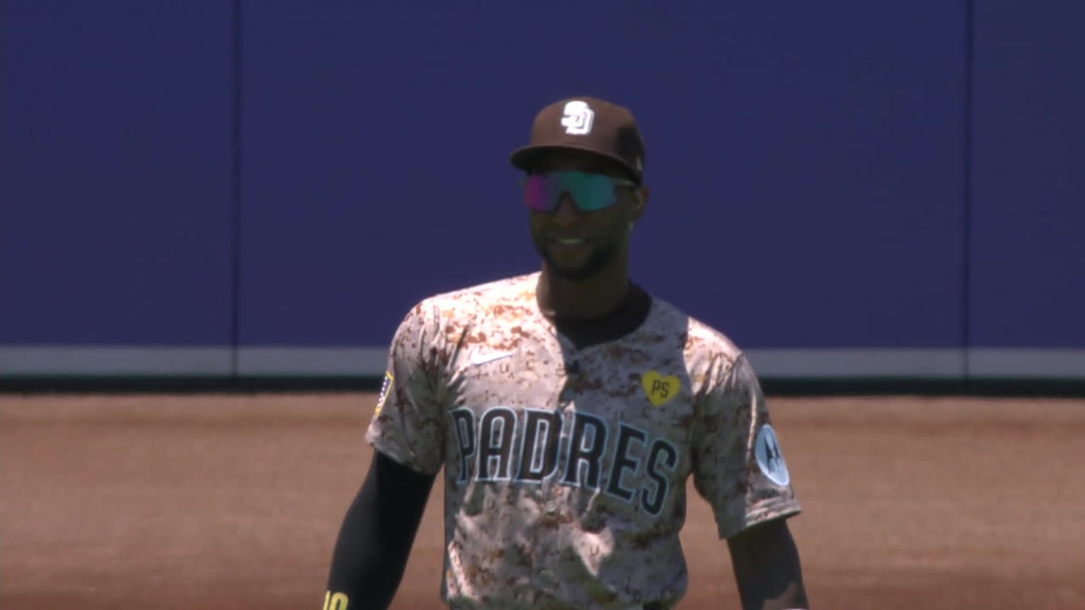 Jurickson Profar makes catch while being interviewed | 07/07/2024 | San ...