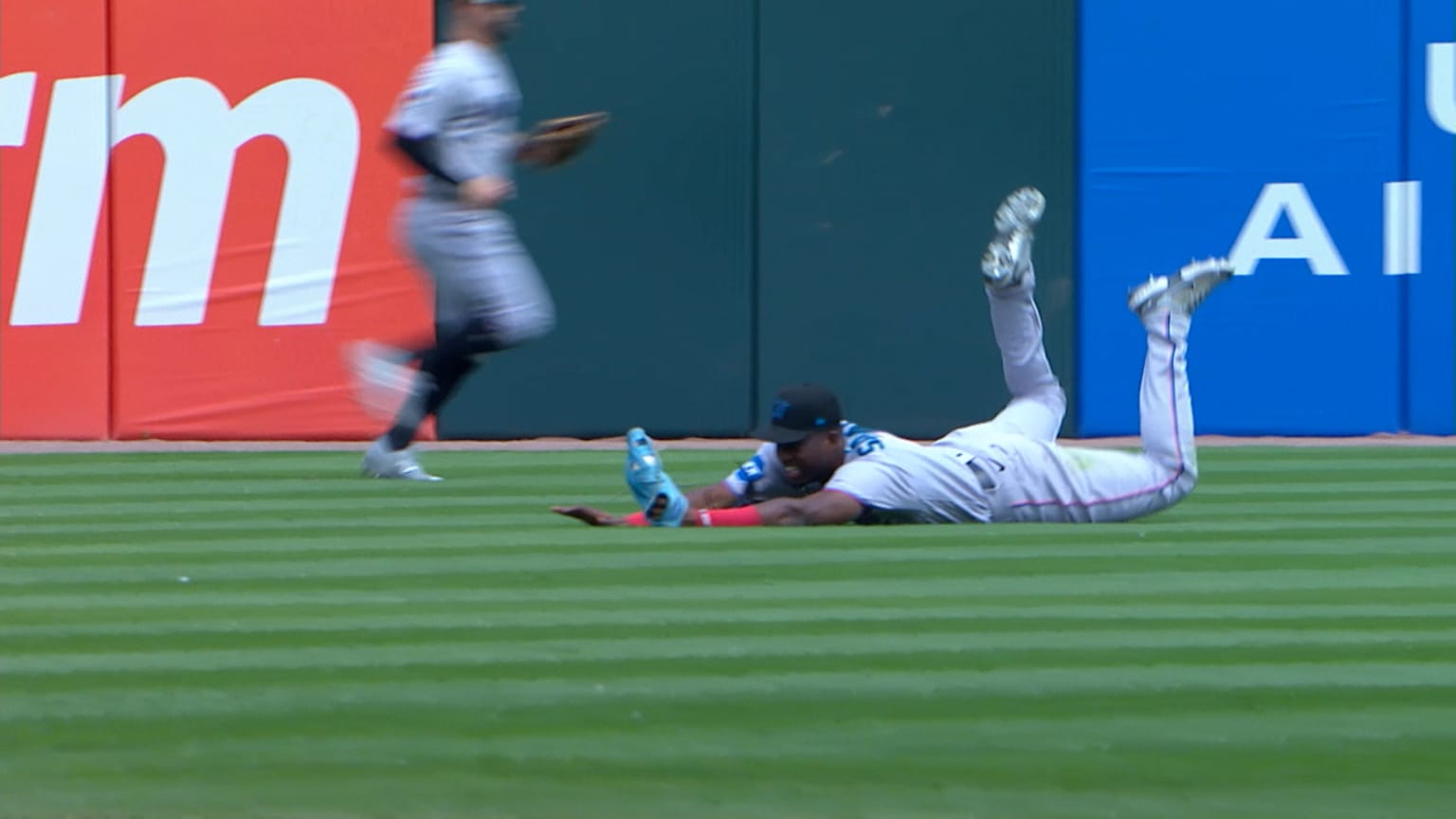 Jesús Sánchez makes a nice diving catch in the 4th | 06/10/2023 | Miami ...