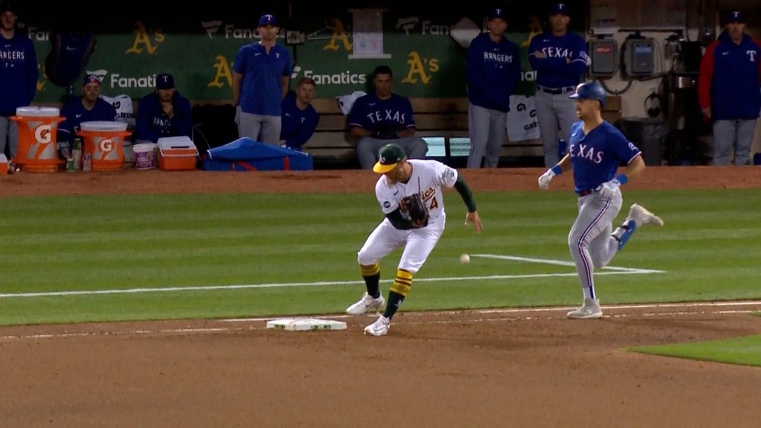 Travis Jankowski ties the game on a fielding error | 08/07/2023 | Texas ...