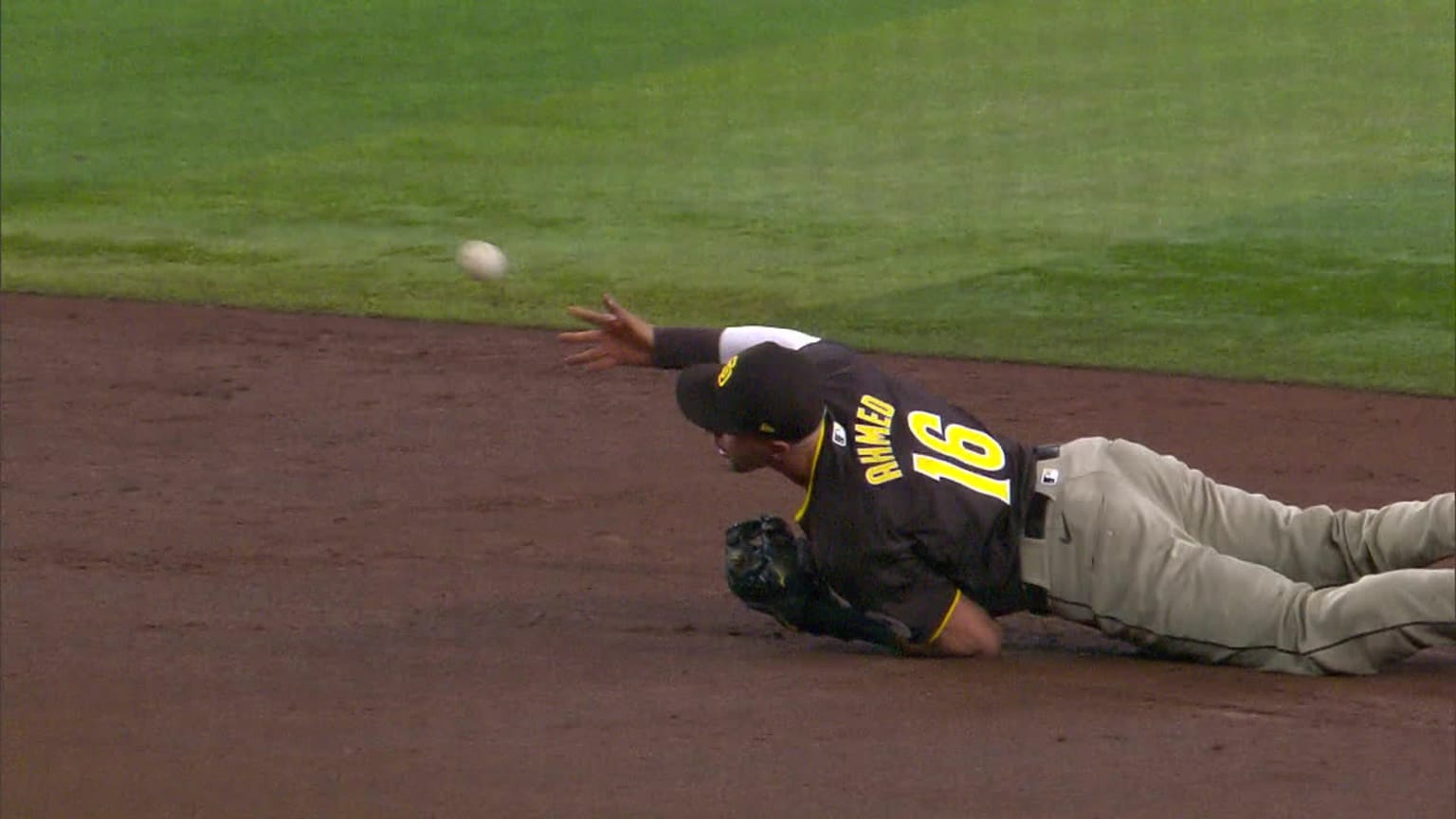 Nick Ahmed's great diving play | 09/28/2024 | San Diego Padres