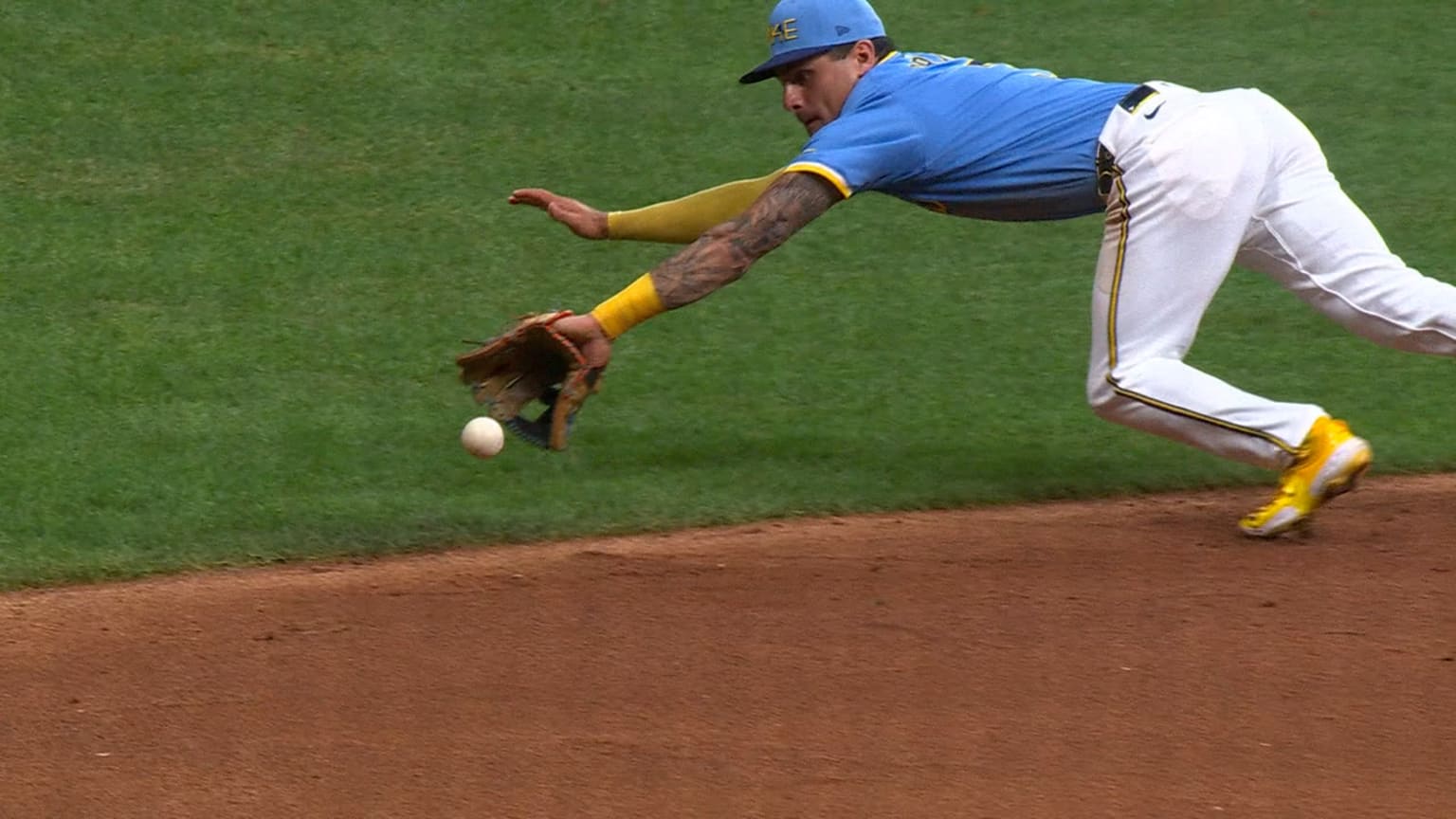 Joey Ortiz makes an incredible diving stop | 08/09/2024 | Milwaukee Brewers