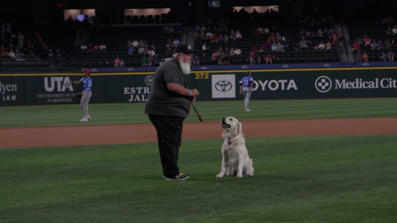 Dizzy performs the ceremonial first fetch | 07/17/2024 | MLB.com