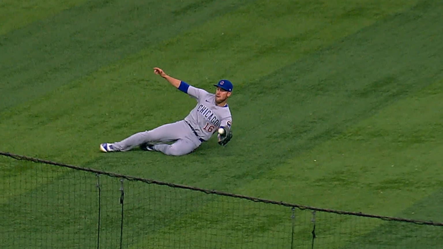 Patrick Wisdom makes a sliding grab in the 1st inning | 09/21/2022 ...