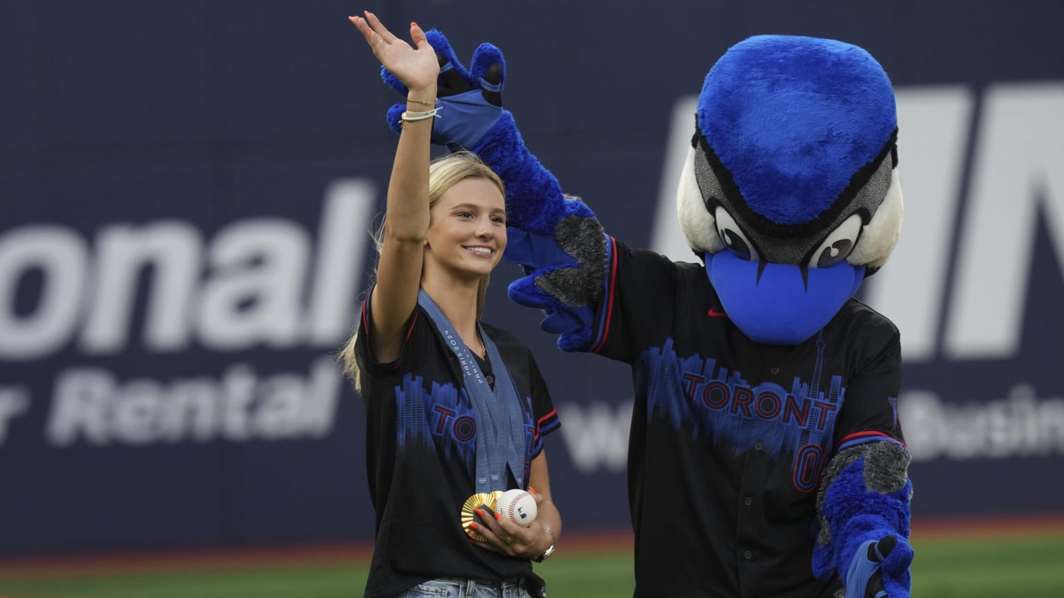 Summer McIntosh throws out the ceremonial first pitch | 08/23/2024 ...