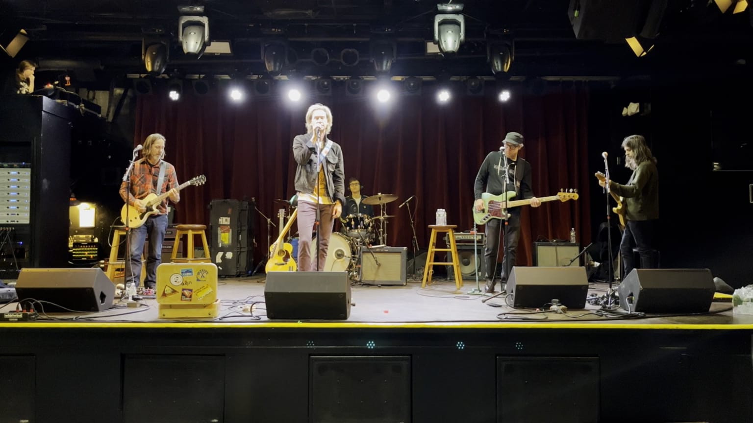 Bronson Arroyo warms up with band ahead of concert | 01/20/2023 | MLB.com