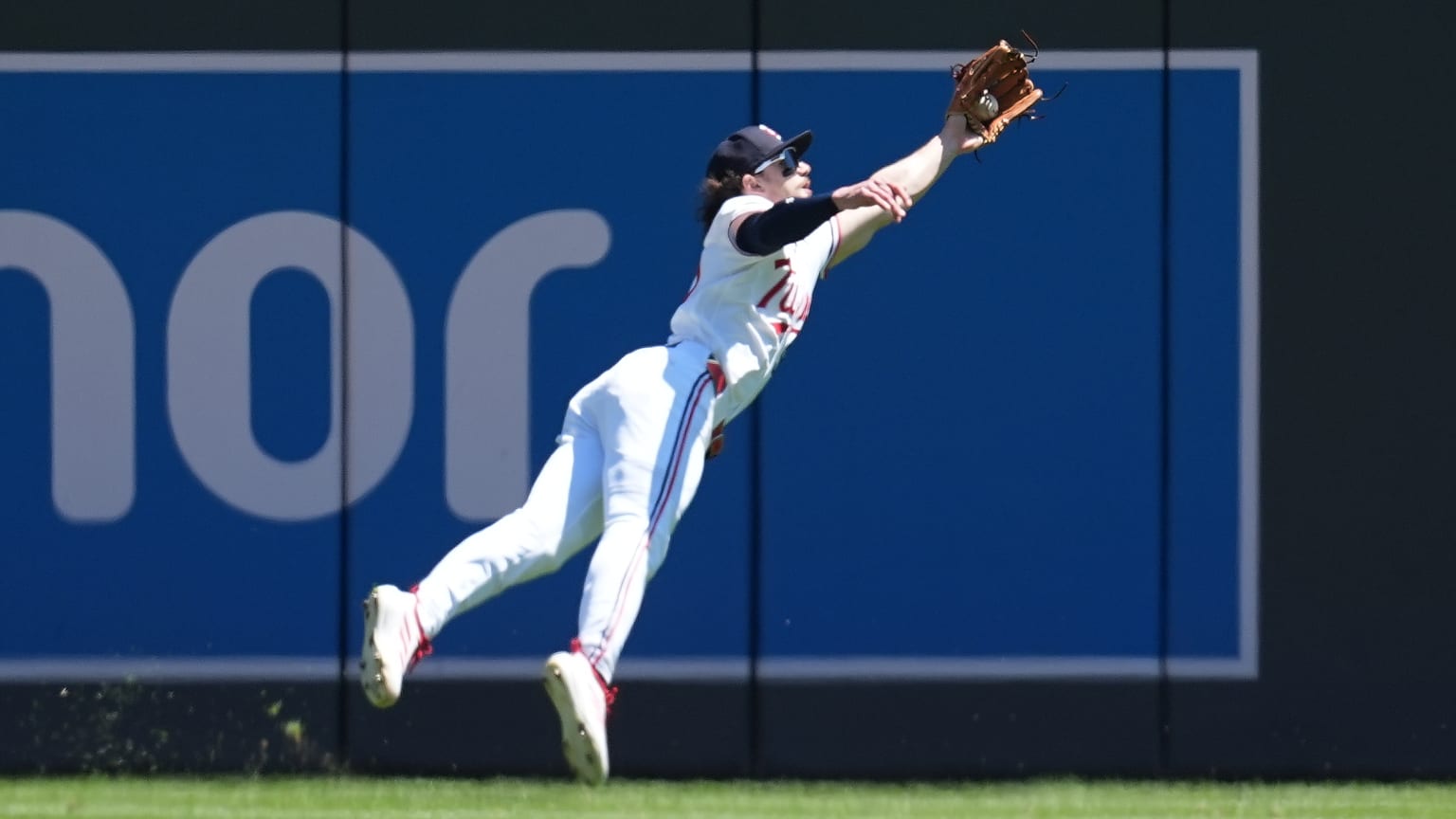 James Outman's dazzling diving catch | 05/20/2026 | MLB.com