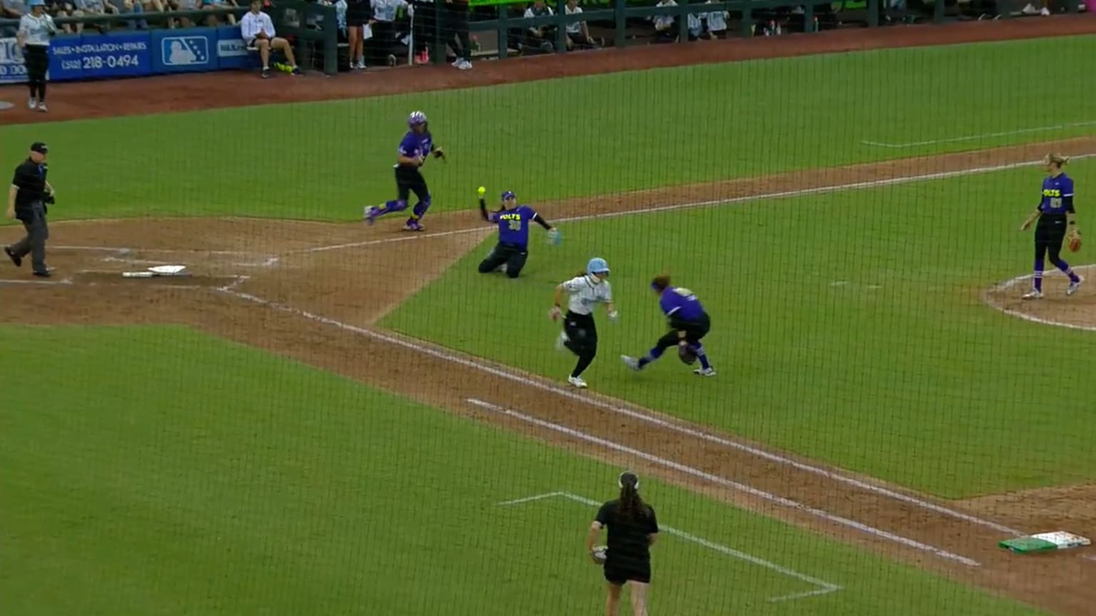 Jessi Warren makes great play to first | 20/07/2025 | Lasmayores.com