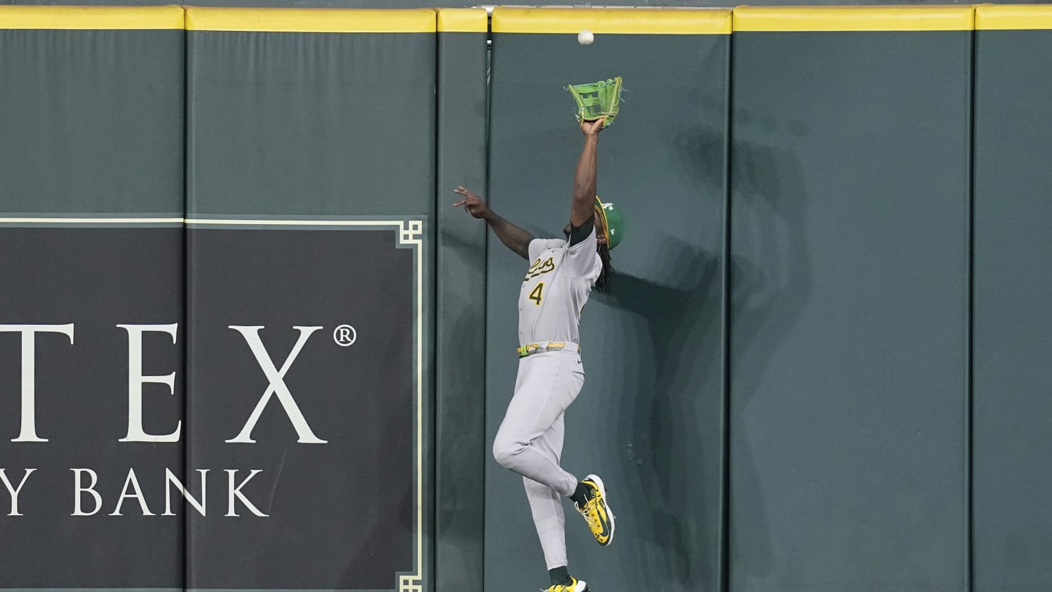 Lawrence Butler's leaping catch at the wall | 07/26/2025 | Athletics