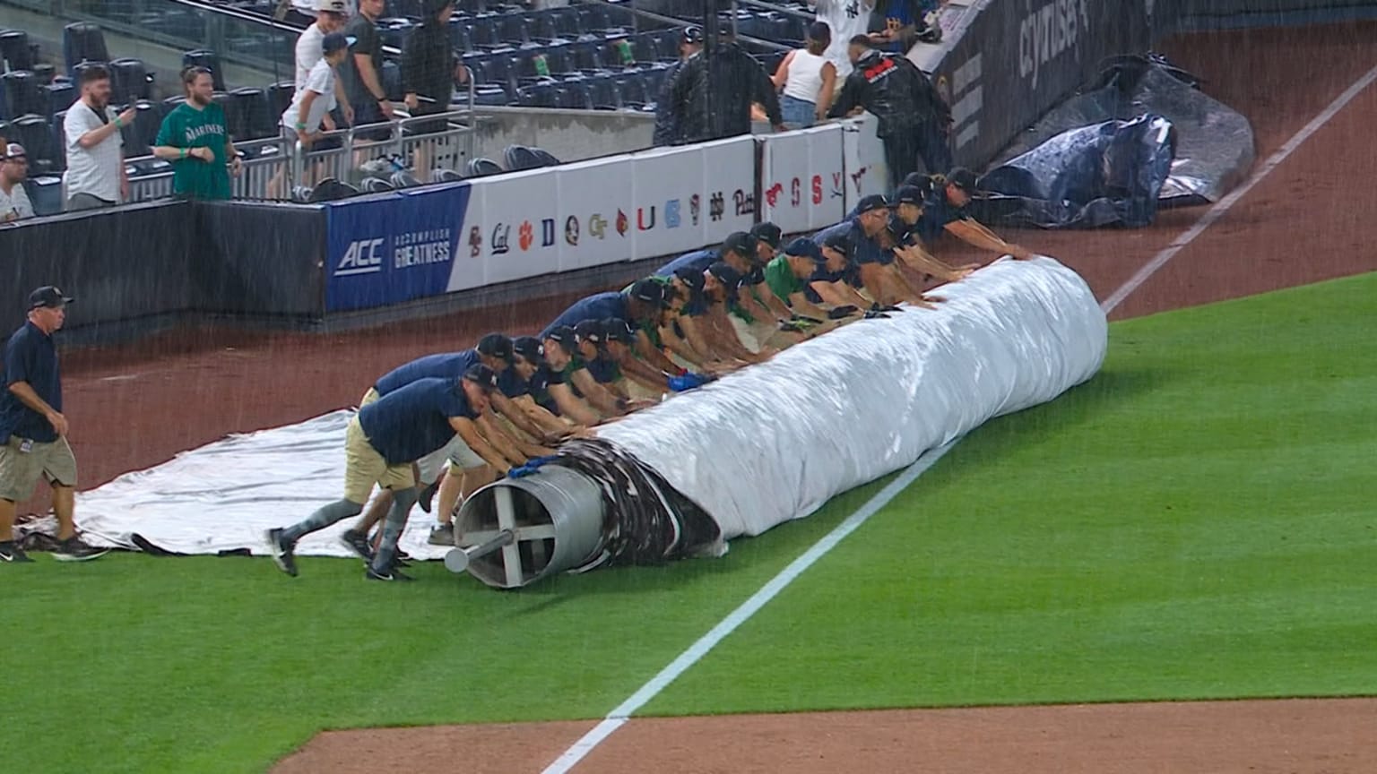 Mariners-Yankees enters rain delay in 5th inning | 07/08/2025 | MLB.com