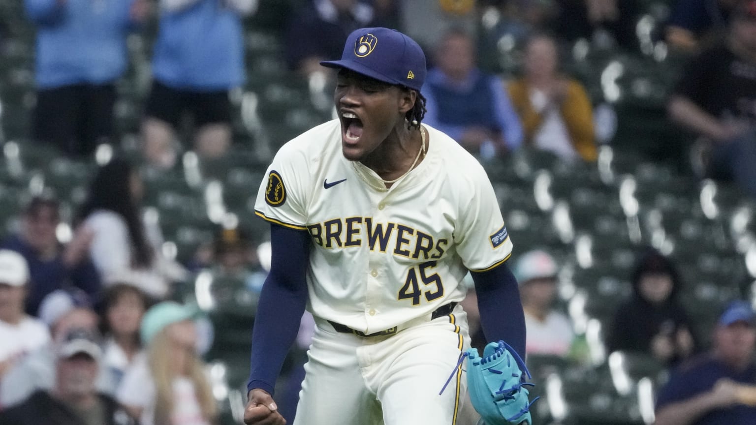 Abner Uribe's incredible barehanded play | 04/17/2024 | Milwaukee Brewers