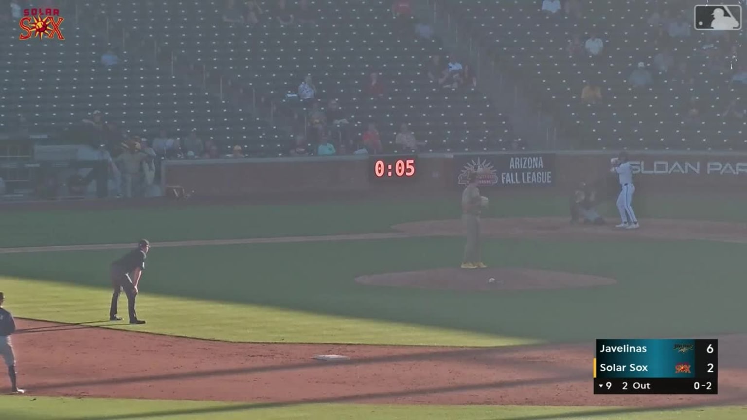 Enrique Bradfield Jr.'s incredible home run robbery | 10/16/2025 | MLB.com