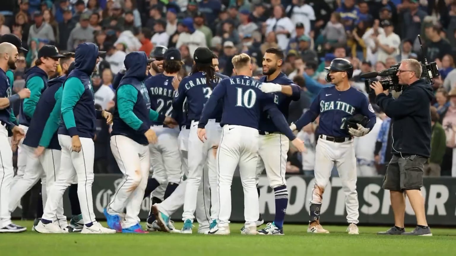 Abraham Toro's walk-off sac fly | Creator Cuts | 10/04/2022 | Seattle ...