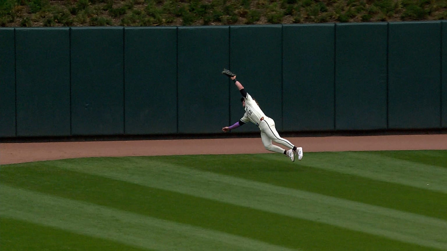 Harrison Bader's incredible diving catch | 04/27/2025 | MLB.com