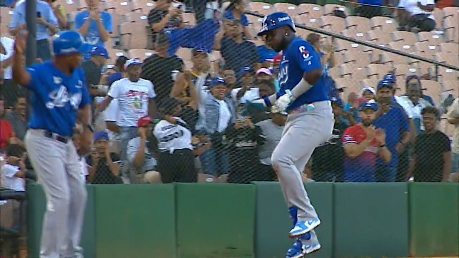 Michael De Leon pega HR de dos carreras en la 5ta ent | 18/01/2025 ...