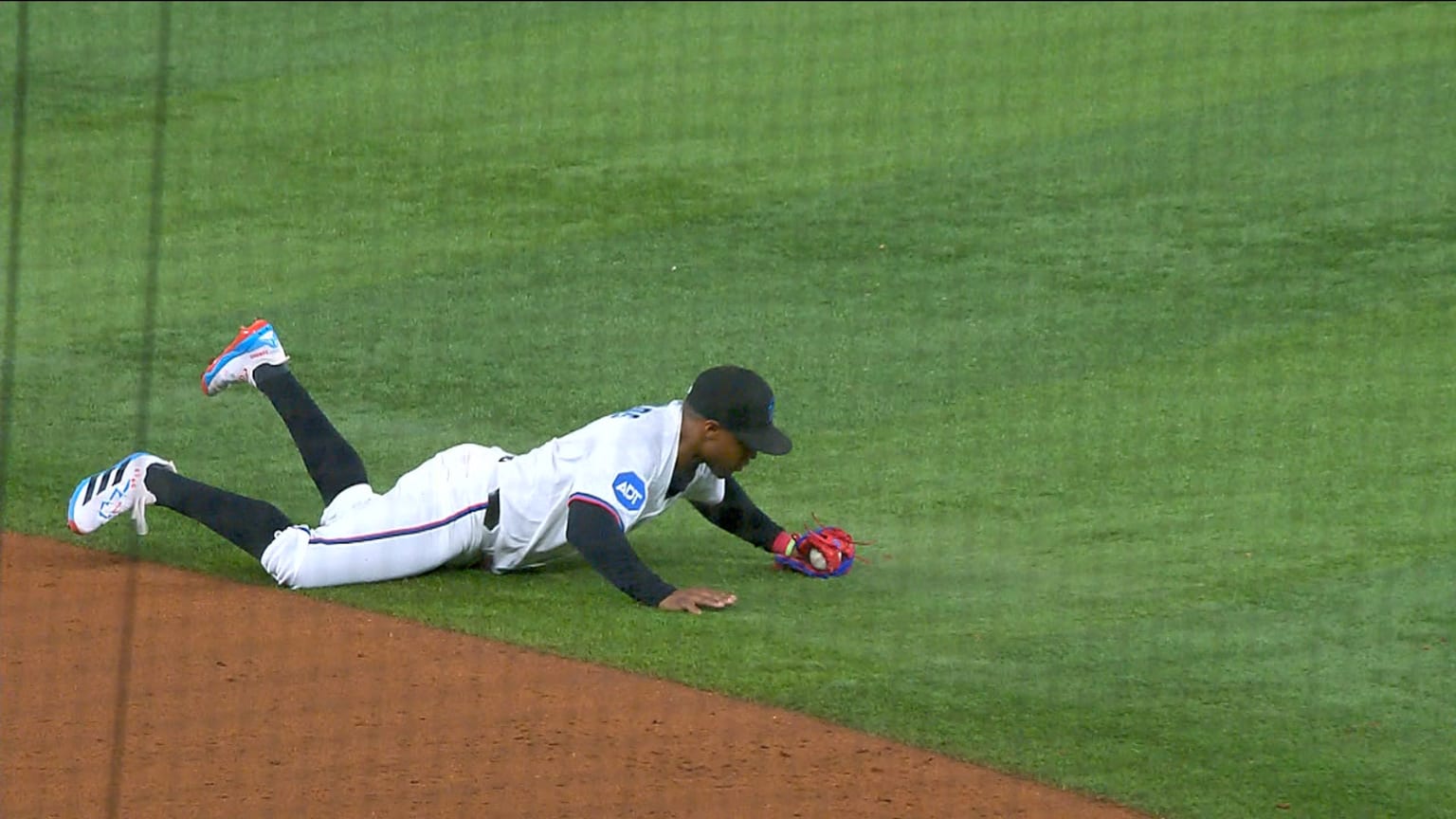 Xavier Edwards' diving stop | 06/02/2025 | MLB.com