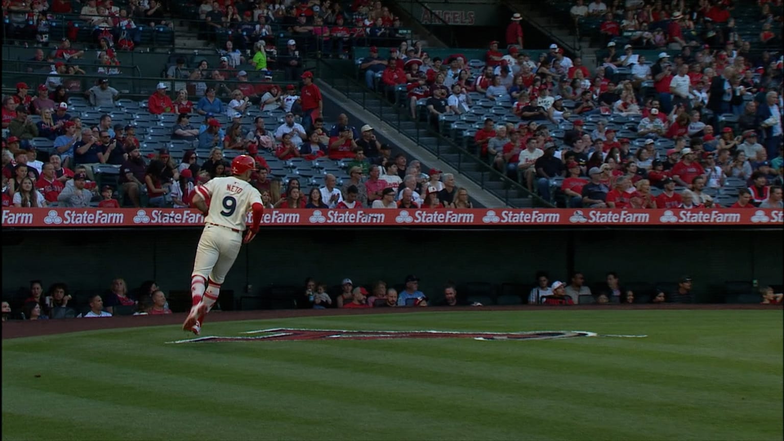 Zach Neto scores on a fielding error | 05/08/2025 | Los Angeles Angels