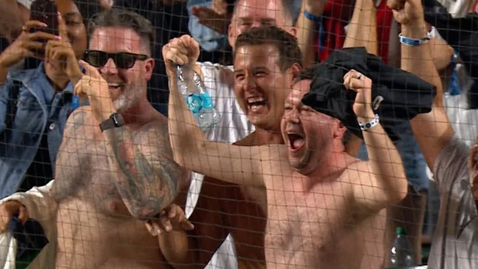 Anthony Rizzo cheers on his Cubs | 06/04/2026 | Chicago Cubs