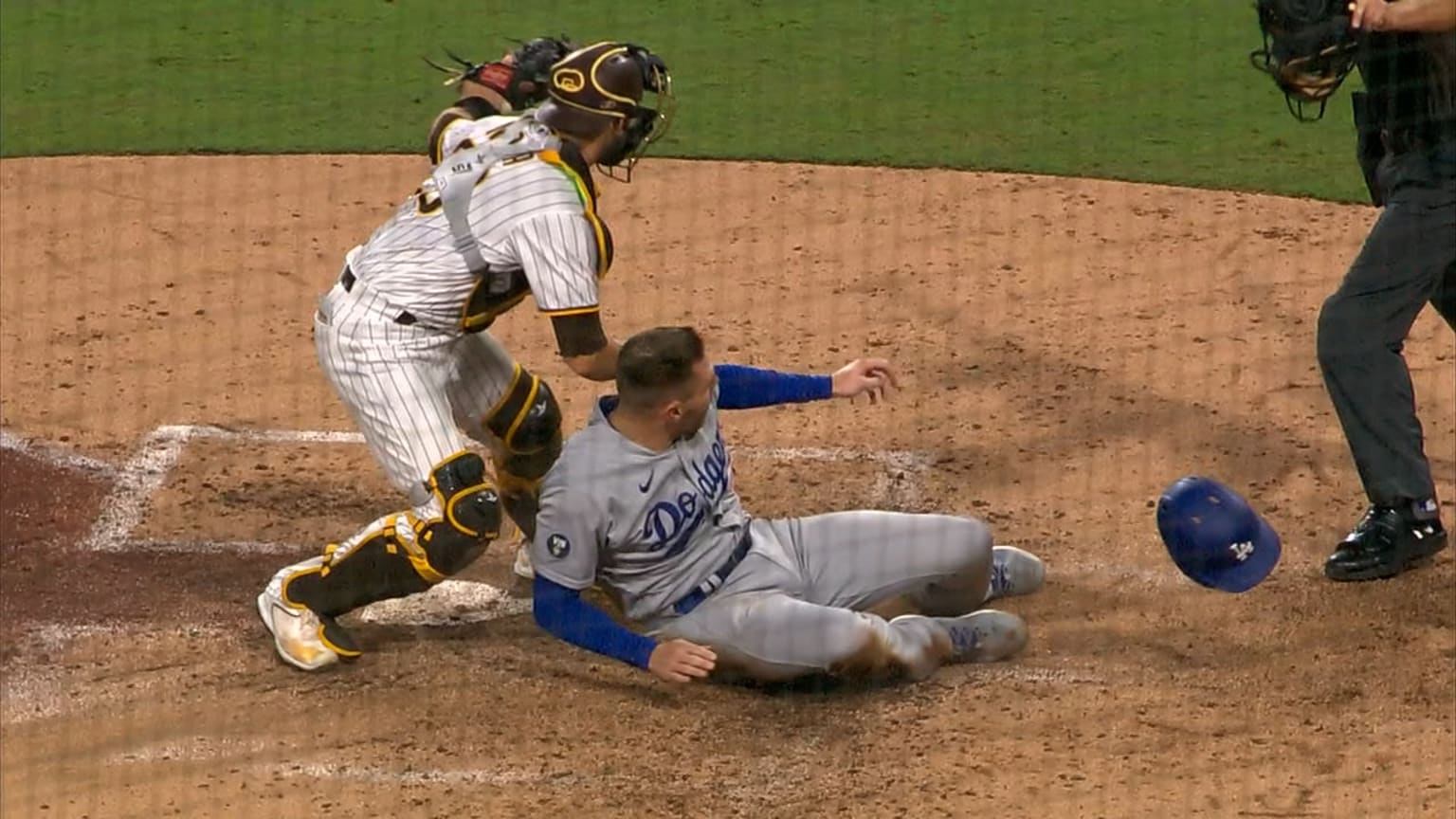 Kim cuts down Freeman at home plate on replay | 09/10/2022 | MLB.com