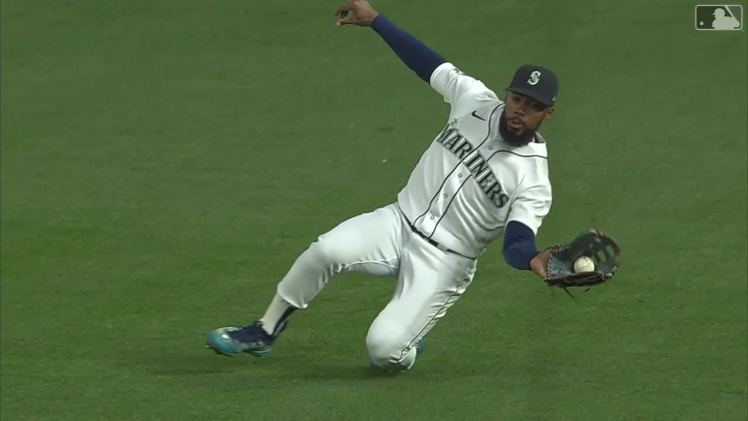 Teoscar Hernández makes a sweet sliding catch | 04/21/2023 | Seattle ...