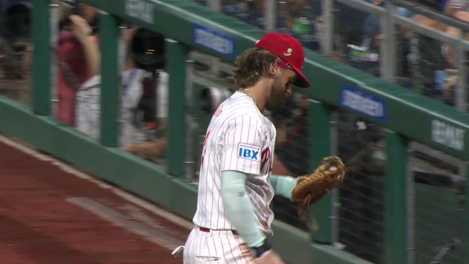 Bryce Harper's diving stop | 08/17/2024 | MLB.com
