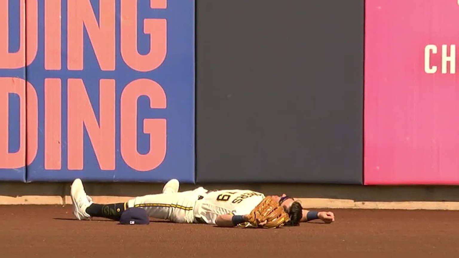 Sal Frelick's courageous catch in center | 02/28/2023 | Milwaukee Brewers