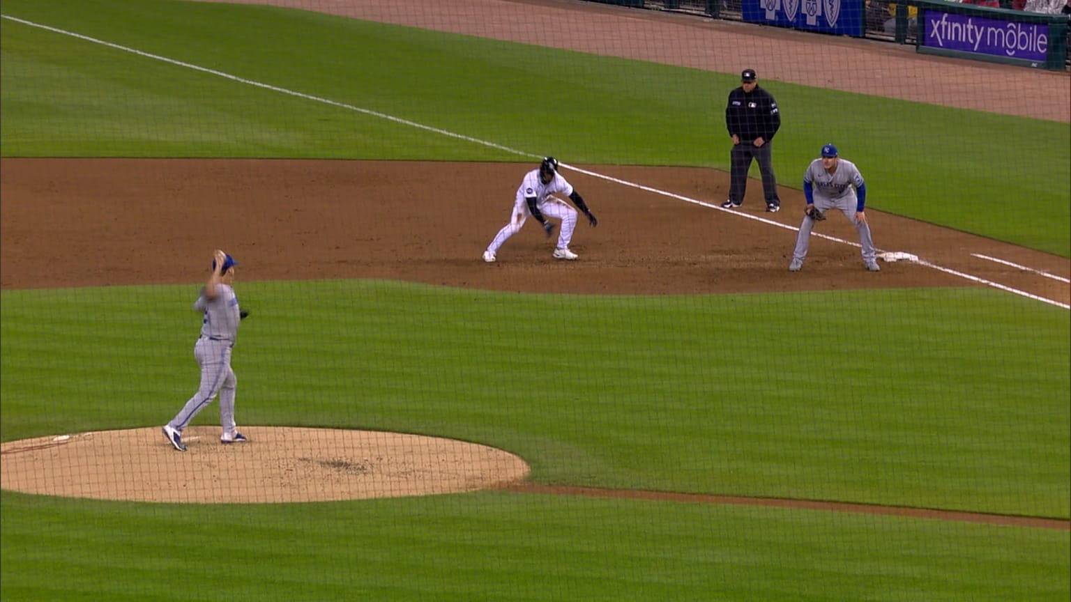 Zack Greinke picks off Baddoo at first base | 09/27/2022 | Kansas City Royals