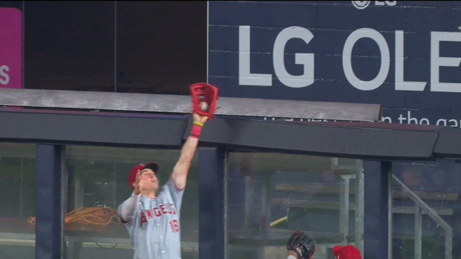 Mickey Moniak robs Juan Soto of extra bases | 08/08/2024 | Los Angeles ...